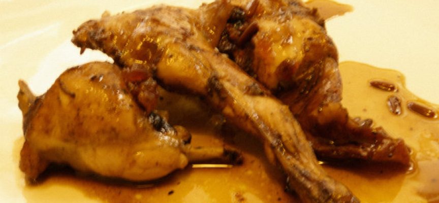 Conejo agridulce con trompetas y piñones | Destino Castilla y León